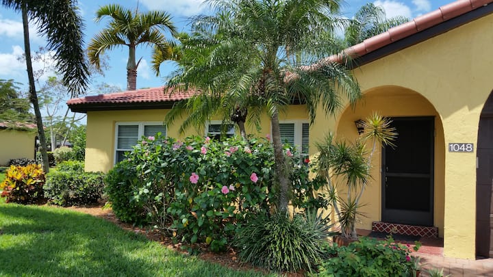 Sunny Villa Under The Palm Trees Near Beach - Naples, FL