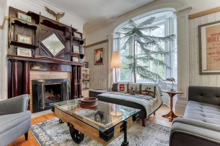 Pangea House - Asia Room With Large Sitting Area - Gananoque