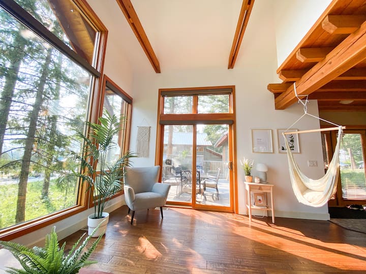 Big Lakeside Cabin For Groups & Families - British Columbia