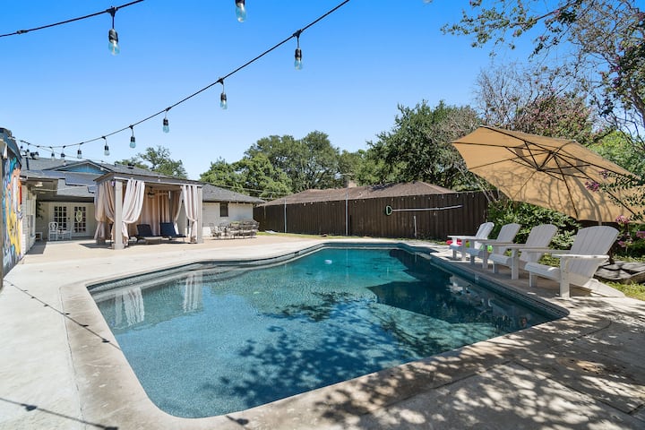 Sleeps 20 w Heated Pool & Billiards by DAL Airport - Houses for Rent in ...