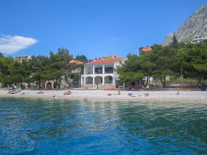 Lovely 2-bedroom Apartment Next To The Beach - Brist