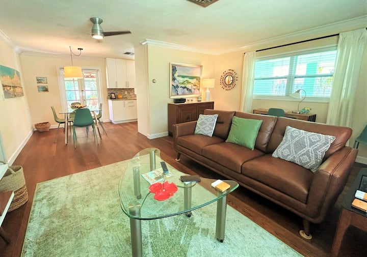Clean/bright Happy Home Centrally Located. Pets Ok - Sarasota, FL