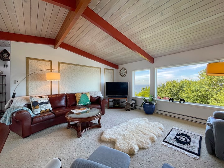 Coastal Vista Getaway! Stunning Strait View ! - Port Angeles, WA