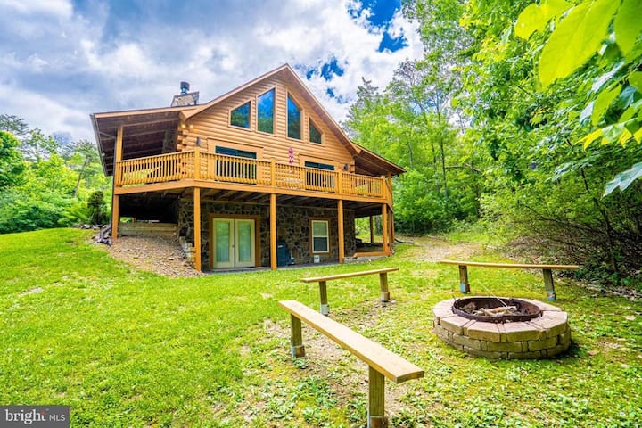 Gorgeous Log Chalet/cabin With Hot Tub - Berkeley Springs