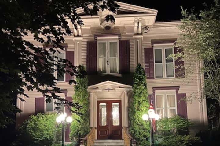Mansion W/inground Pool & Game Room! Near Lakes. - Gloversville, NY