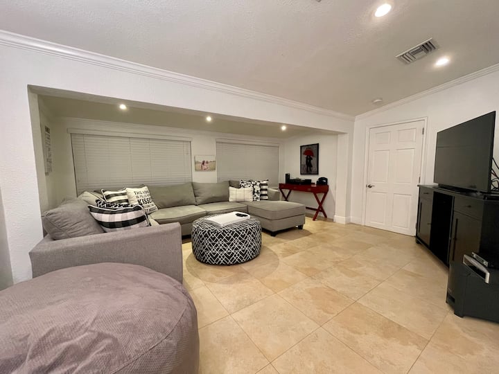 Stylish & Central Room W/private Bath,parking,wifi - Miami, FL