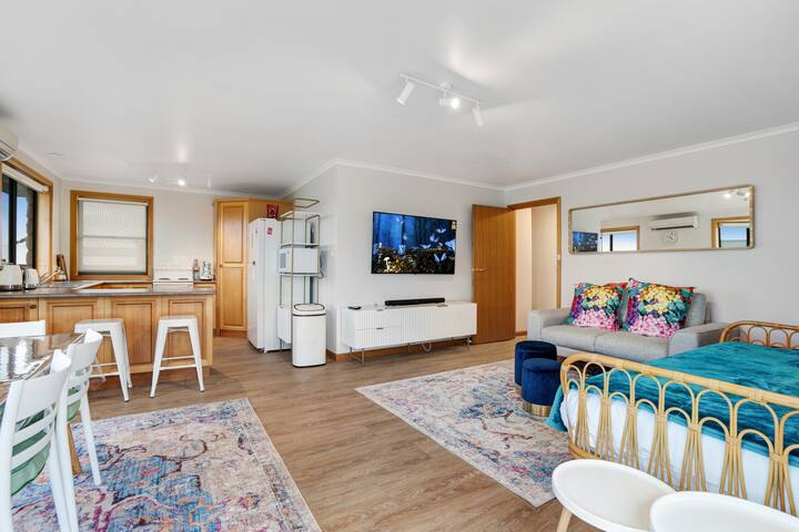 Sea View Sanctuary - 3 Bedroom Home Away From Home - Bridport