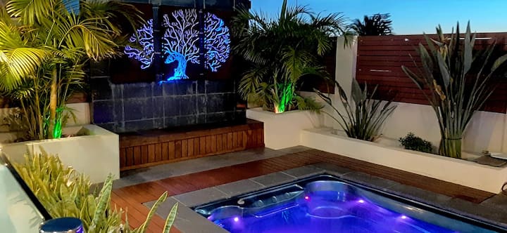 Amazing Glenelg Executive Home With Pool/spa - 