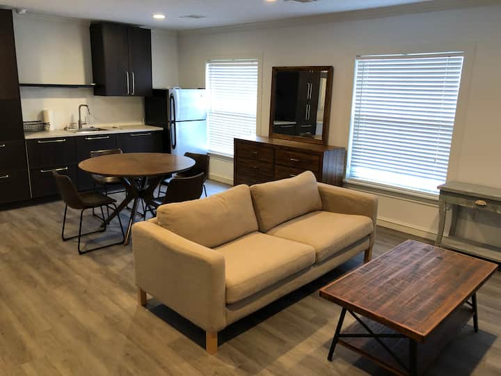Gorgeous 1 Br Heights Bungalow Garage Aparatment - Houston, TX