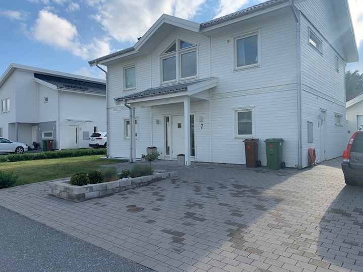 Lyxig Villa Med Bubbelpool Och Solig Tomt - Sollentuna