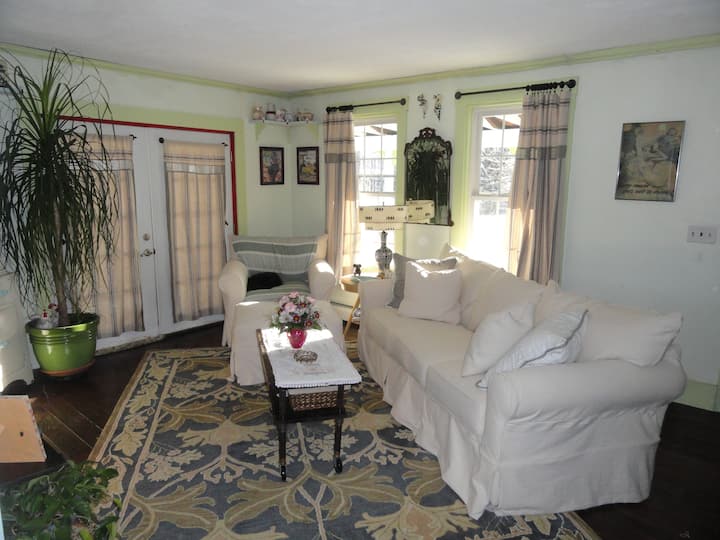 Charming Maine Farmhouse & 1 Full Breakfast! (Rm2) - Dover, NH