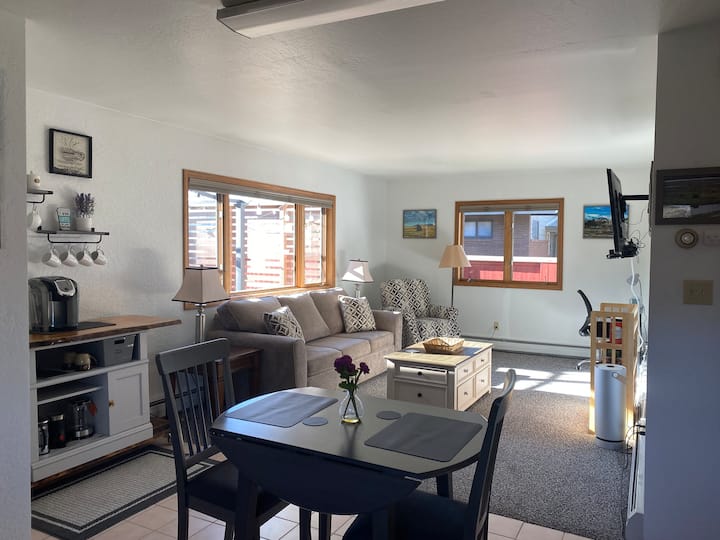 Cheerful One Bedroom Home With Garage Parking - 比尤特