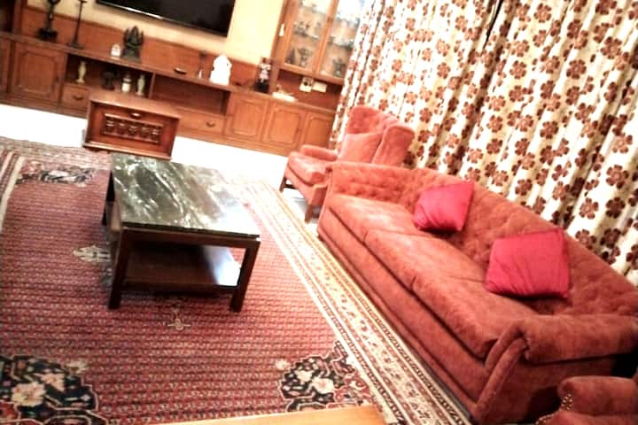 Noida, Sec 14-3br- First Floor-breakfast-cook-wifi - Noida