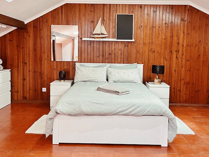 Double Room (Shared Bathroom) In Central Apartment - Cascais