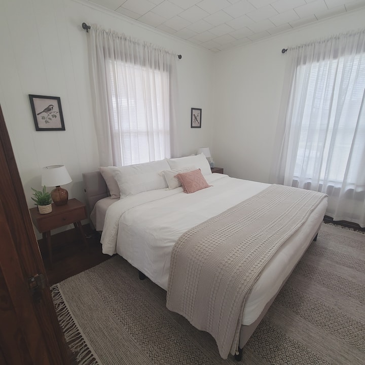 Farmhouse Cottage - Marion, IL