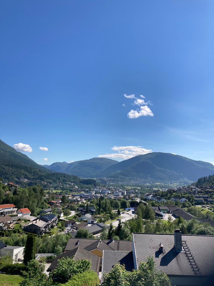 Koselig Rekkehus Med God Plass - Førde