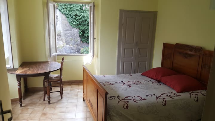 Logement Entier à Corté Au Pied De La Citadelle. - Corte