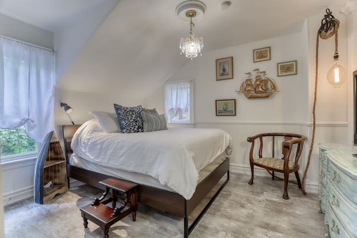 Pangea House - Antarctica Room - Gananoque