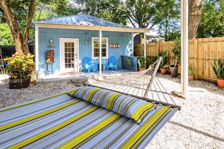 Surf's Up Cottage Near Downtown Tampa - ZooTampa at Lowry Park, Tampa