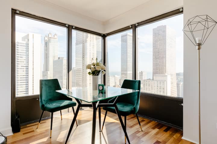 Skyline Views, Pool & Gym, Walk Mag Mile + Lake! - Lincoln Park - Chicago