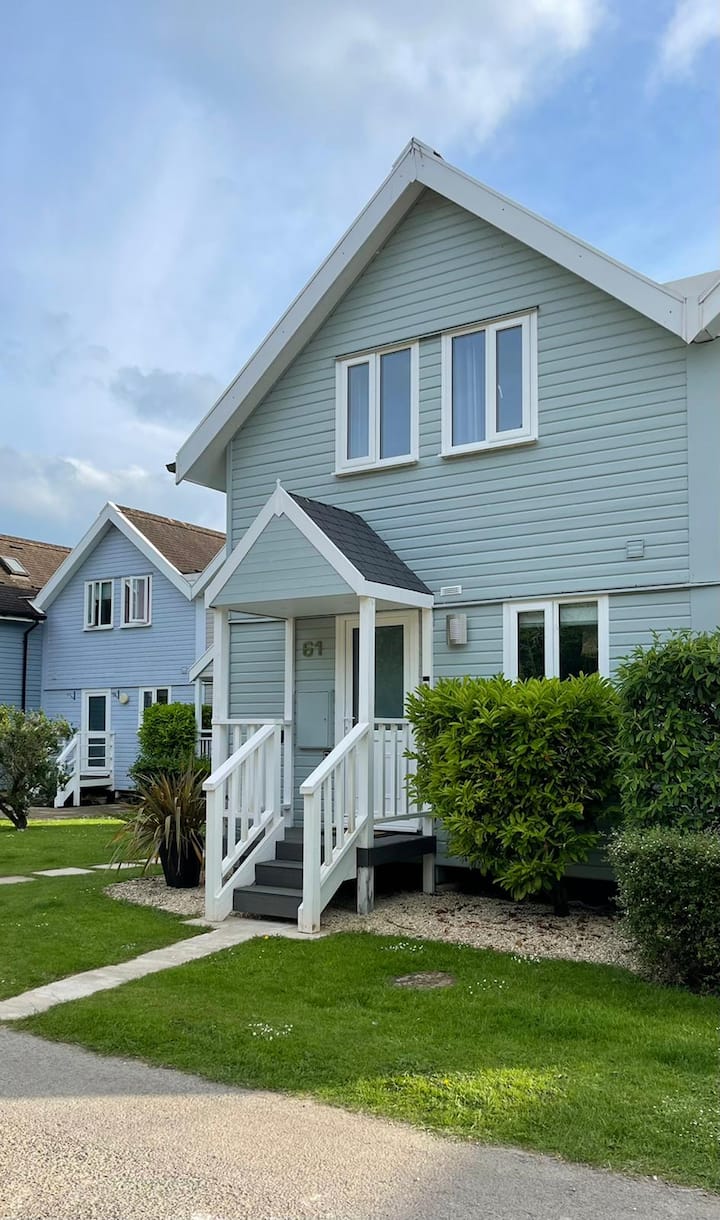 Serenity | Lakeside Cottage For 4 In Cotswolds - Cirencester
