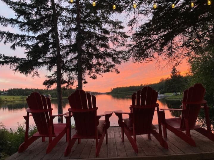 Waterfront Bliss: 360° Views At Tall Pine Point - マニトバ