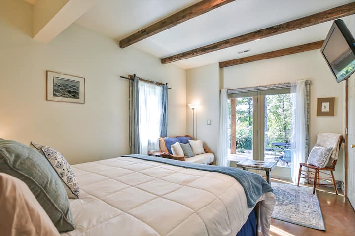 Creekside Wildlife Sanctuary King Bed! - Purcellville, VA