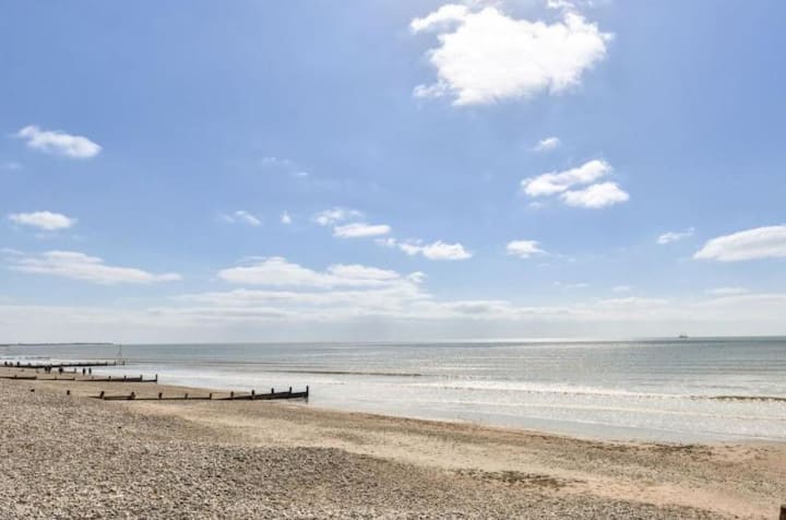 Bracklesham Bay Holiday Rentals & Homes - England, United Kingdom | Airbnb