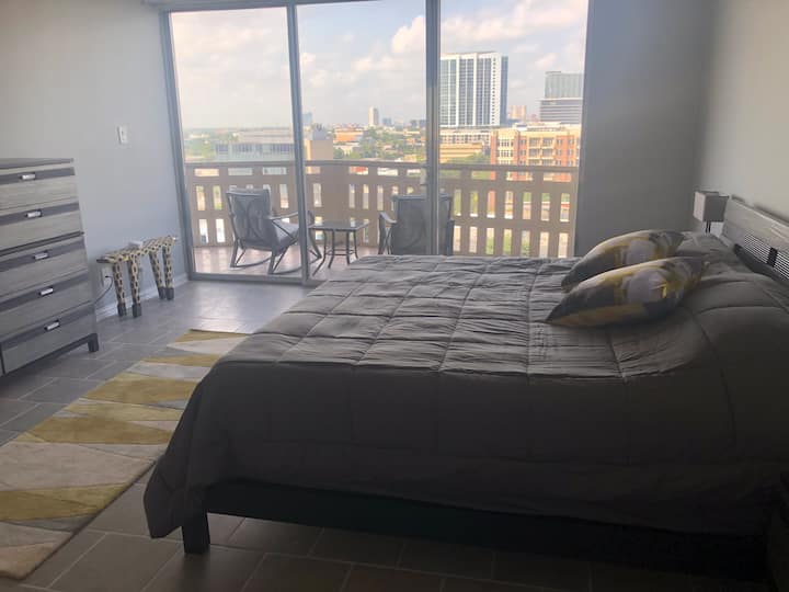 Midtown Highrise, King Suite W/many Amenities - Houston, TX
