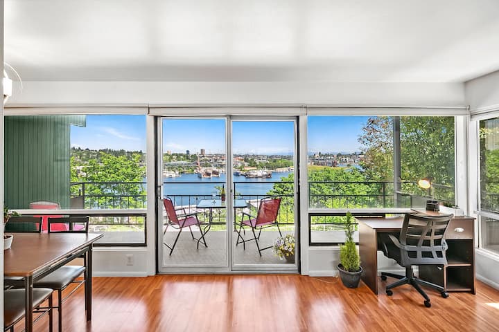 Unbeatable Lake View W/ Spacious Deck & Parking - Seattle, WA