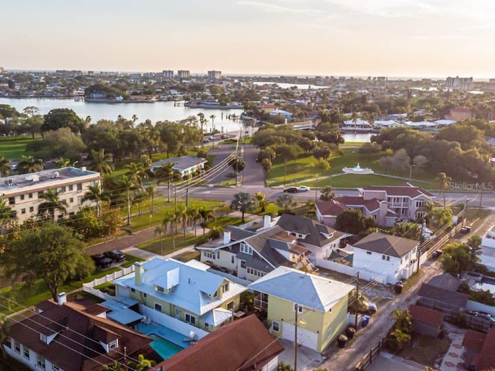 $20-$35 Cleaning Fee? Ask! Cal King Beach House - St. Pete Beach, FL