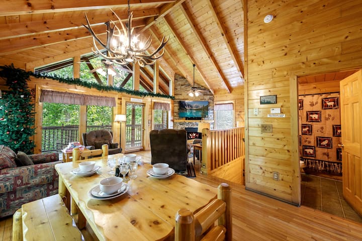 Voted Best Location! Decks, Hot Tub, Games & More! - Pigeon Forge, TN
