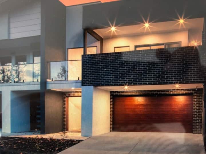 Enormous Newly Built, Central Home With Views - Canberra