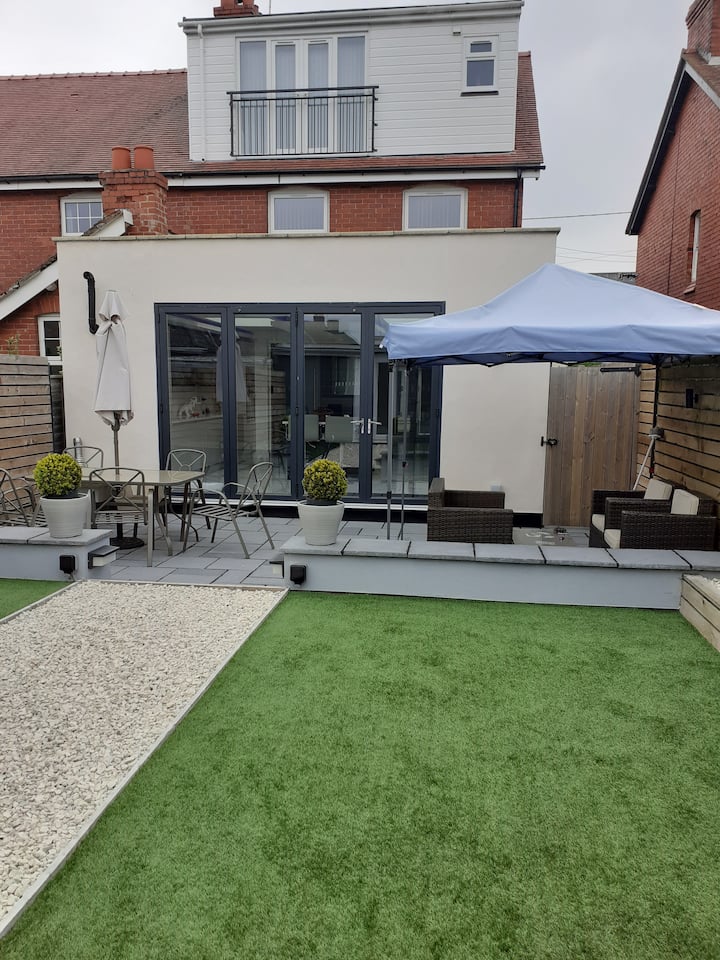 Rhos Common Vacation Rentals & Homes - Wales, United Kingdom | Airbnb