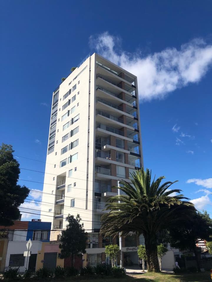 Depar Con Balcón Cerca A La Plaza De Las Américas - Quito