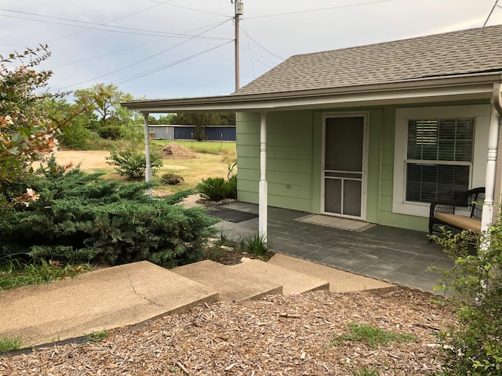 Cypress Cottage:
Fresh, Clean, Country Getaway - Glen Rose, TX