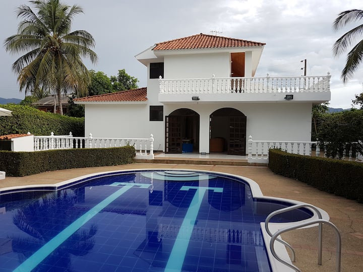 Hermosa Villa Privado Con Piscina Y Naturaleza - Melgar
