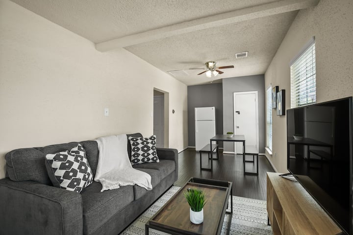 Private Apt | Central | Gated Parking | King Bed - Houston, TX
