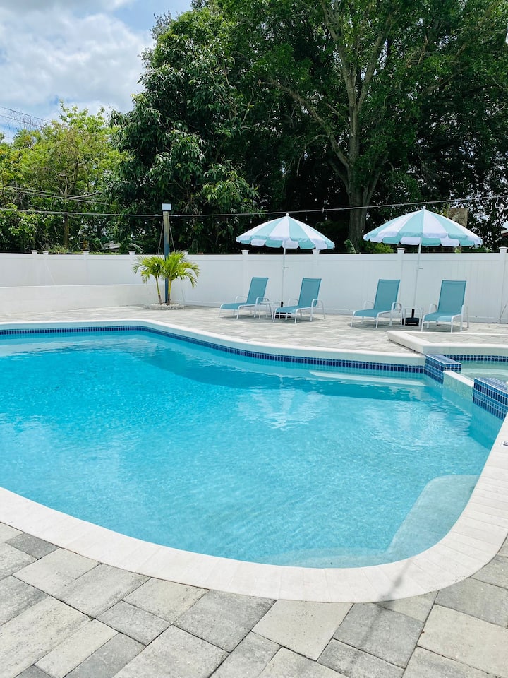 Year Around Heated Pool 7 Min From Airport! - Orlando, FL