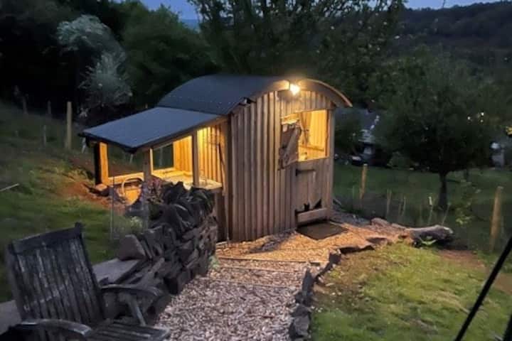 Shepherds Hut Set In The Scenic Black Mountains. - Wales