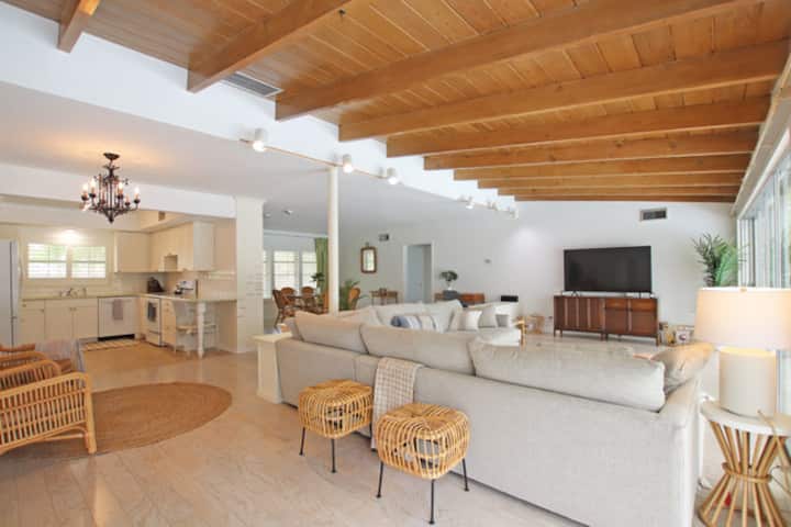 Spacious Open Living W/pool On Golf Course - Jupiter, FL