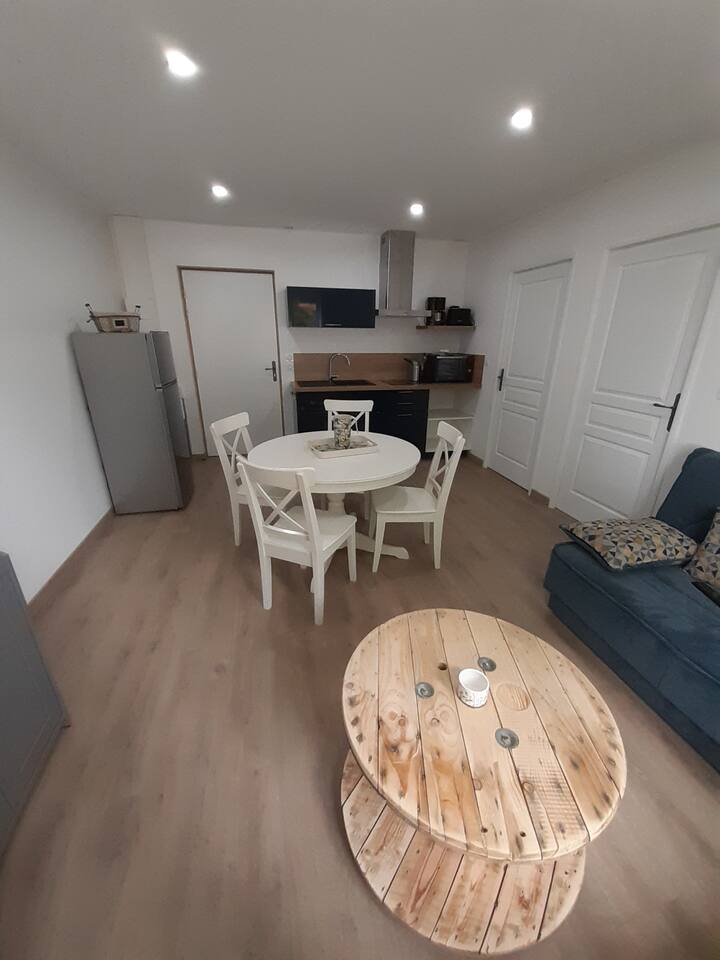 Gite Le Nid Des ÉCureuils Dans Village De Campagne - Chalmazel