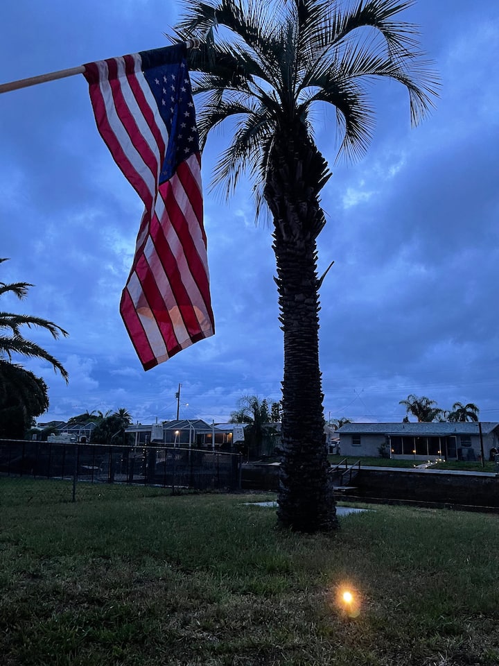 Patio Living On The Beautiful Canal. - Hudson, FL