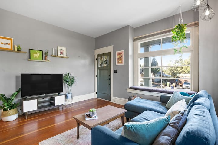 Cozy Vintage Apartment - Self Check-in & Laundry - Spokane, WA