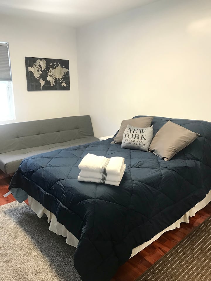 Room In Queens -10 Mins Train Ride Into Manhattan - Woodside - Queens NY