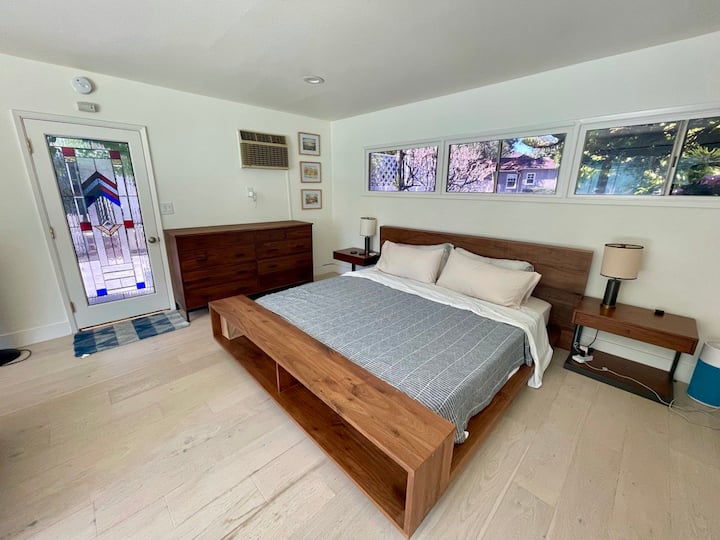 Charming Guest House With Pool - Los Angeles, CA