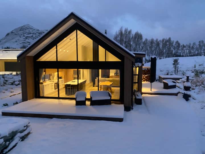 Modern Cosy 2 Bedroom Cottage - 