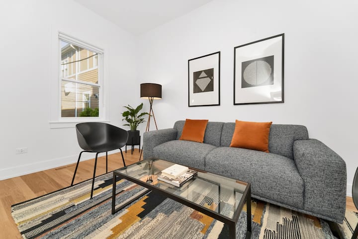 Modern, Fully Renovated Logan Square Coach House - Chicago, IL