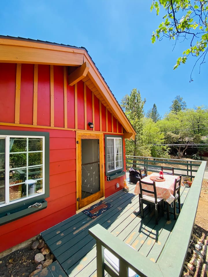 The Red Cabin: Cozy Cabin For 2 Ppl - Big Bear, CA