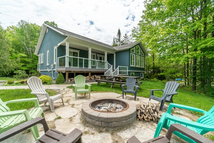 Coconut Cottage - Walk To The Beach! - Sauble Beach